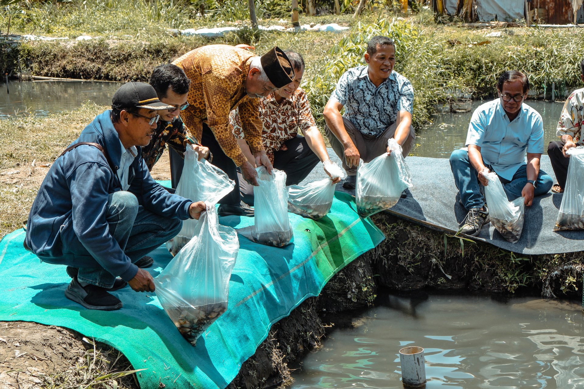 UAJY SERAHKAN BANTUAN BIBIT IKAN DAN PAKAN UNTUK KPI MAKMUR LESTARI ...