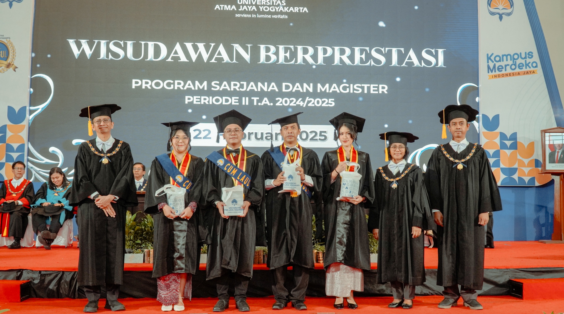 379 WISUDAWAN UAJY SIAP HADAPI TANTANGAN GLOBAL - Website LLDIKTI Wilayah V