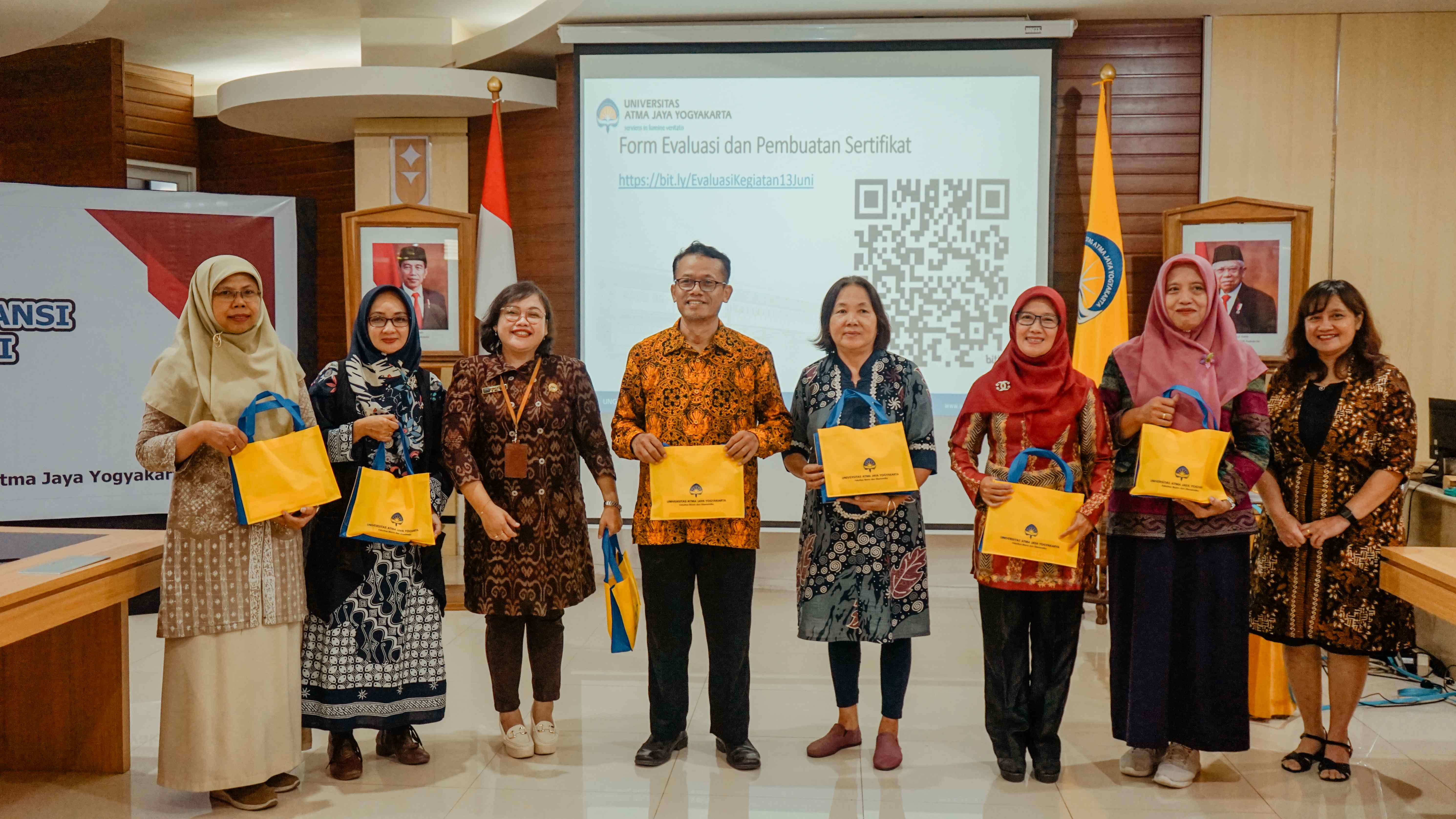 Prodi Akuntansi UAJY Kenalkan Software Akuntansi untuk Guru MGMP ...